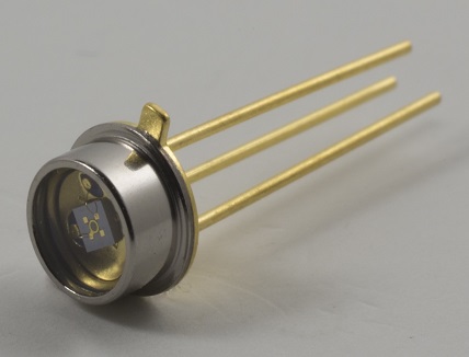 InGaAs/InP Broadband PIN Photodiodes for High-Speed Communications