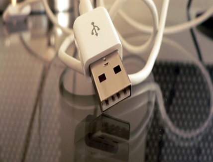 What are the top five feature and specification of USB4